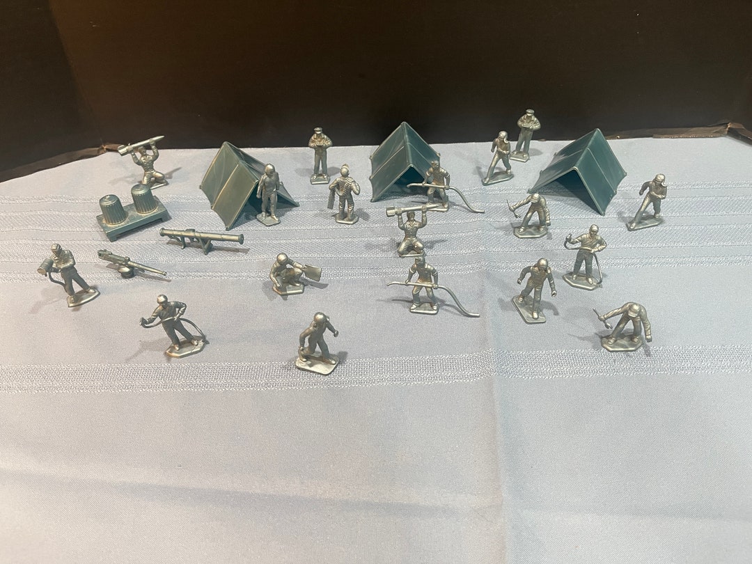 Vintage 22 Piece Steel Blue Army Men Figures and Equipment 17 Soldiers ...