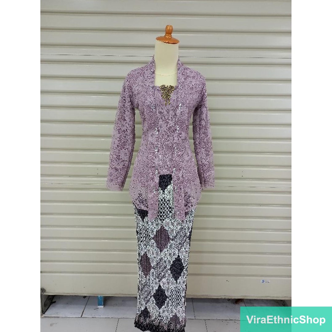 Kutu Baru Short Graduation Kebaya Suit: an Attractive Combination of ...