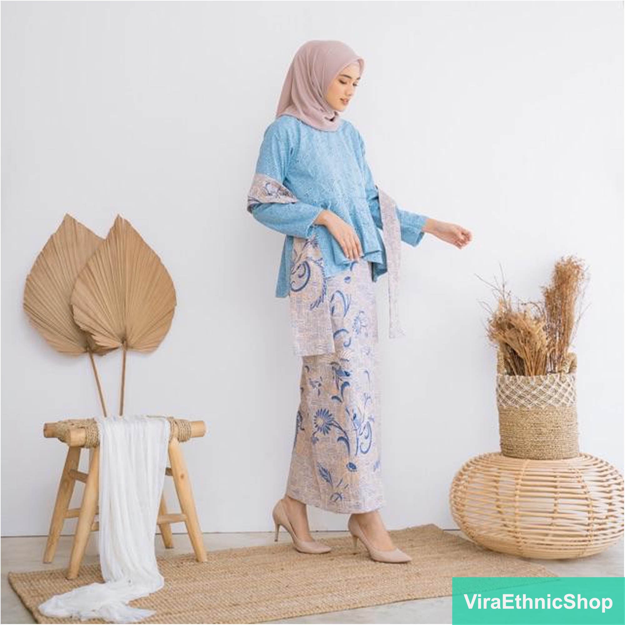 Kafia Kebaya Set: an Elegant Combination of Brocade for a Stunning ...