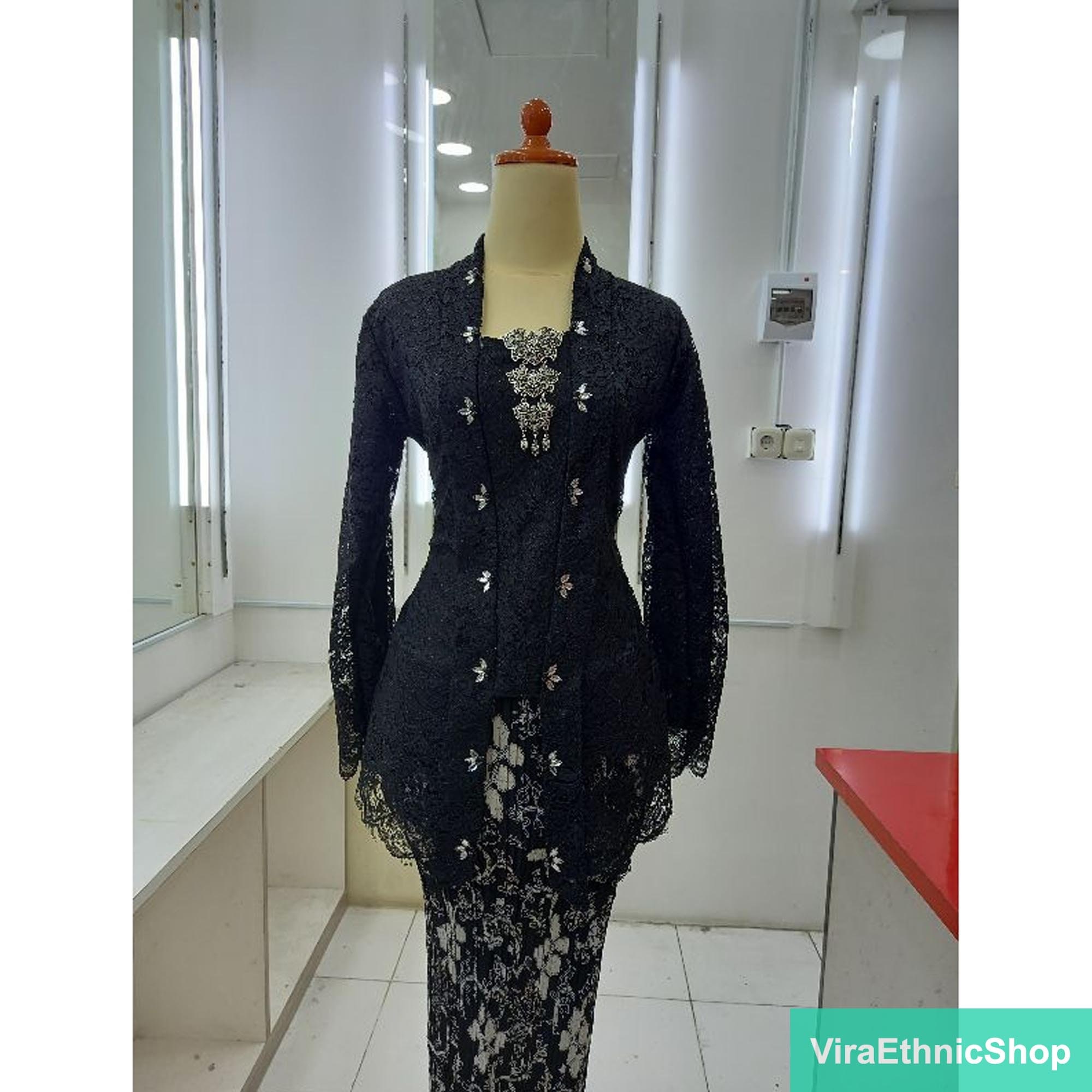 Kutu Baru Short Graduation Kebaya Suit: an Attractive Combination of ...