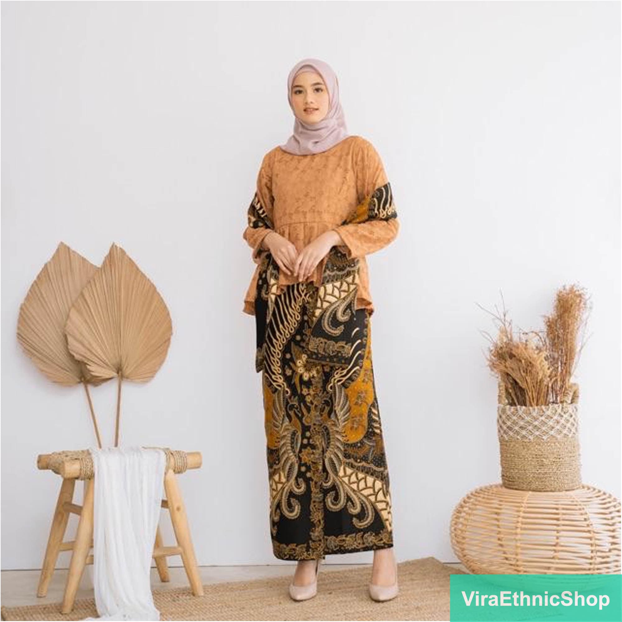 Kafia Kebaya Set: an Elegant Combination of Brocade for a Stunning ...