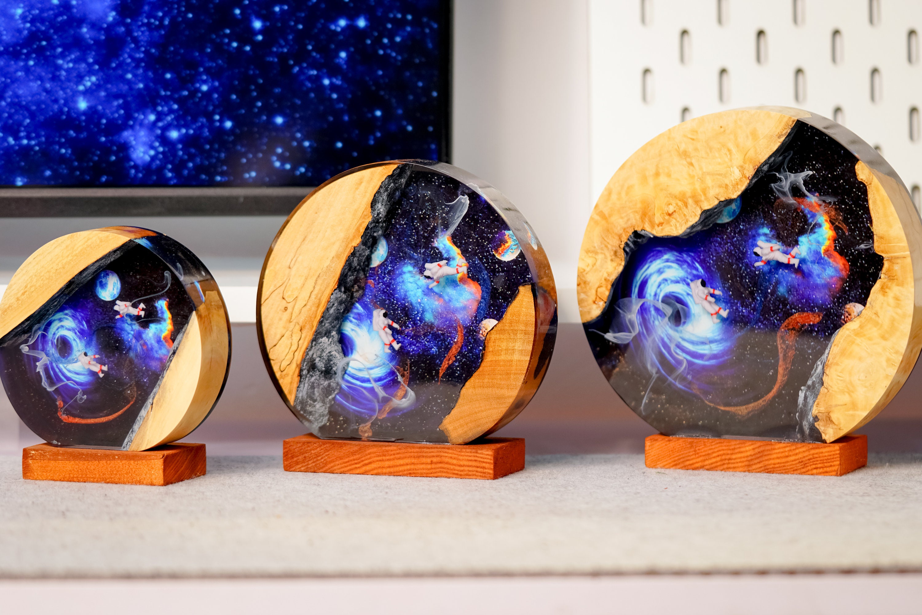 Astronauts Falling in Black Hole Resin Lamp, Interstellar Night Light ...