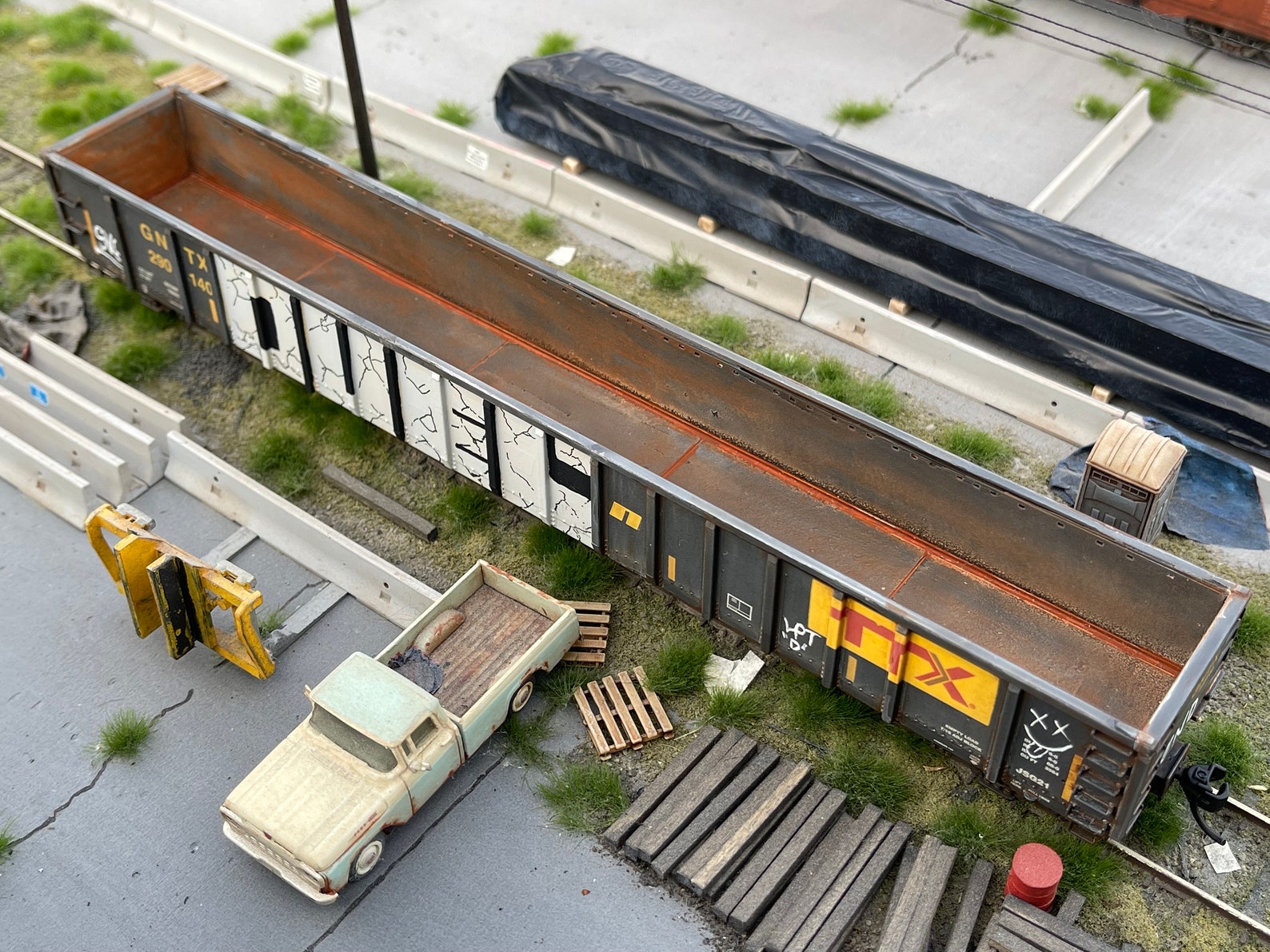 HO Scale Walthers Mainline 68’ TTX Railgon Gondola With Load. - Etsy