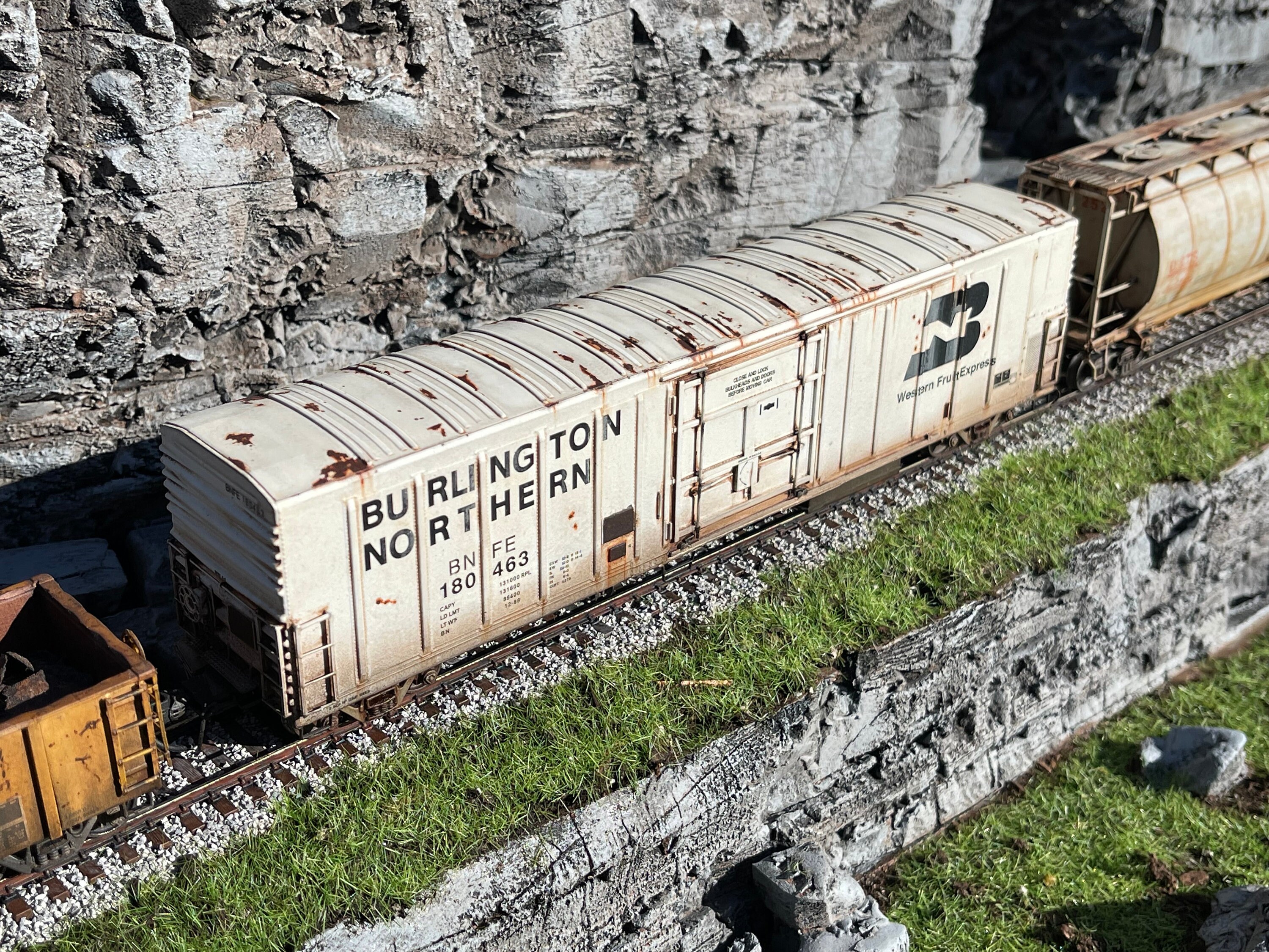 HO Scale Weathered Intermountain Burlington Northern Mechanical Reefer ...