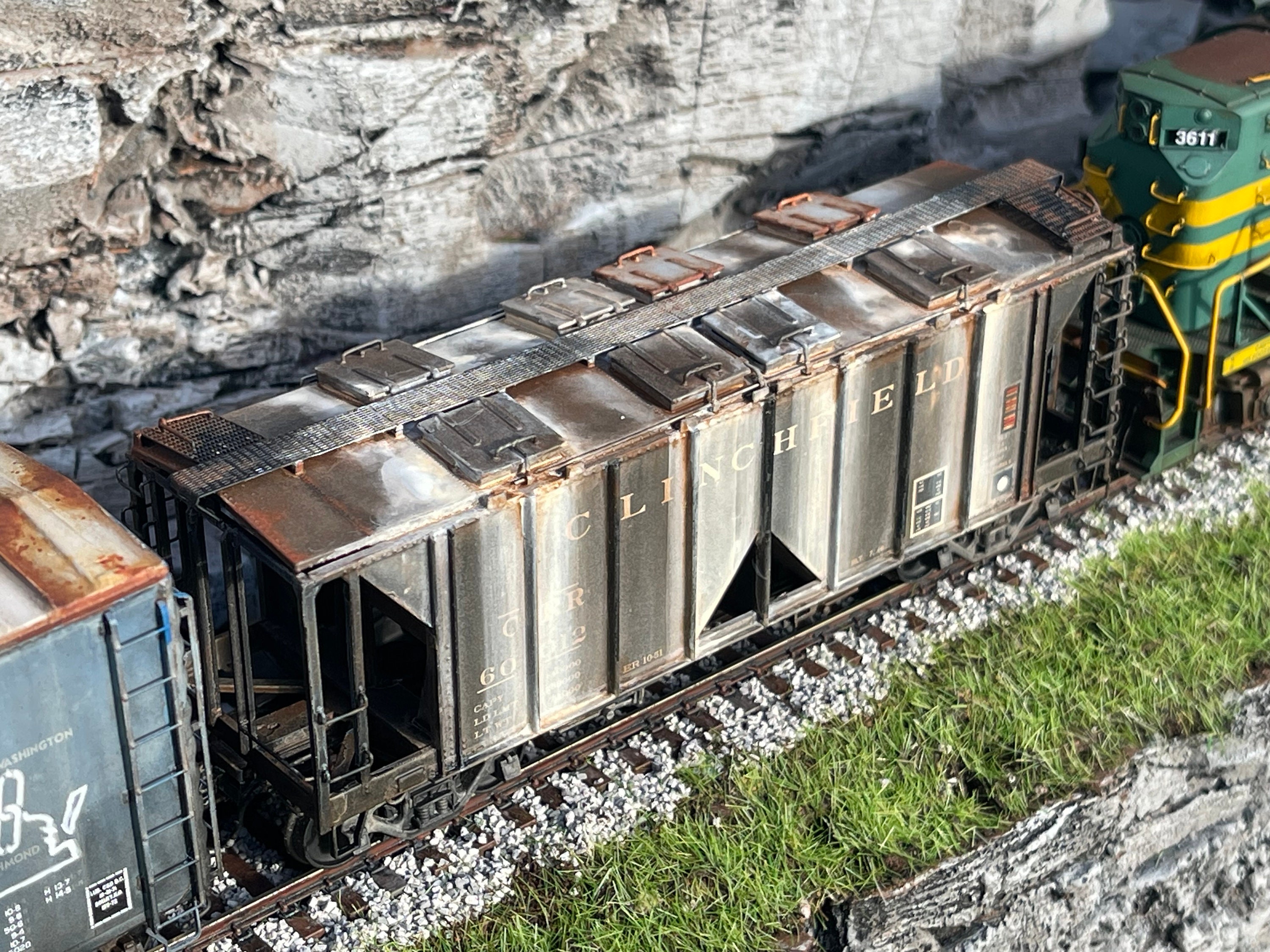 HO Scale Weathered Intermountain Clinchfield 1958 Cu Ft Covered Hopper - Etsy