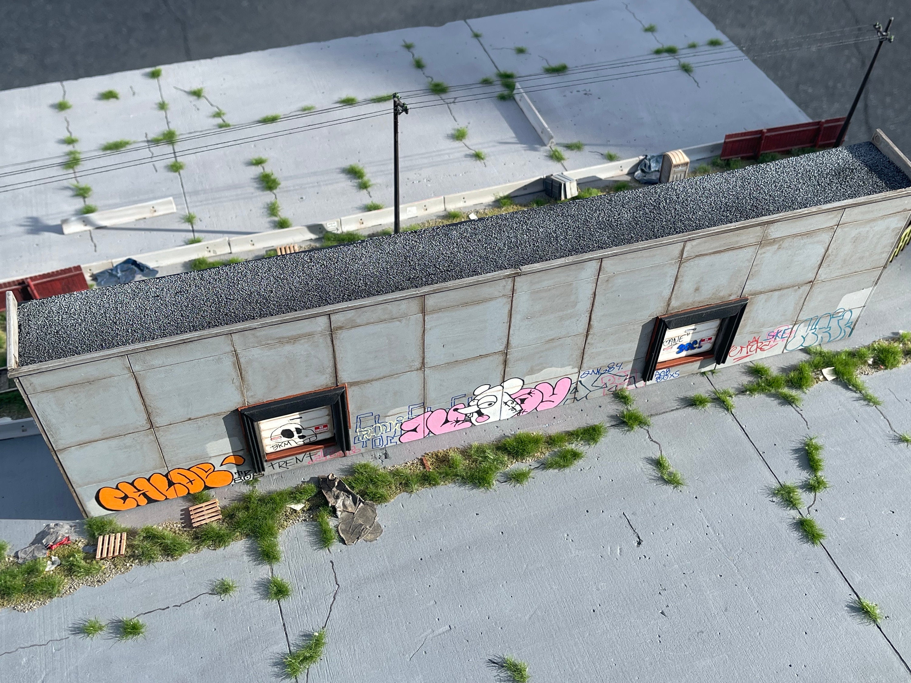 HO Scale Walthers Corner Stone Modern Concrete Wharehouse Background ...