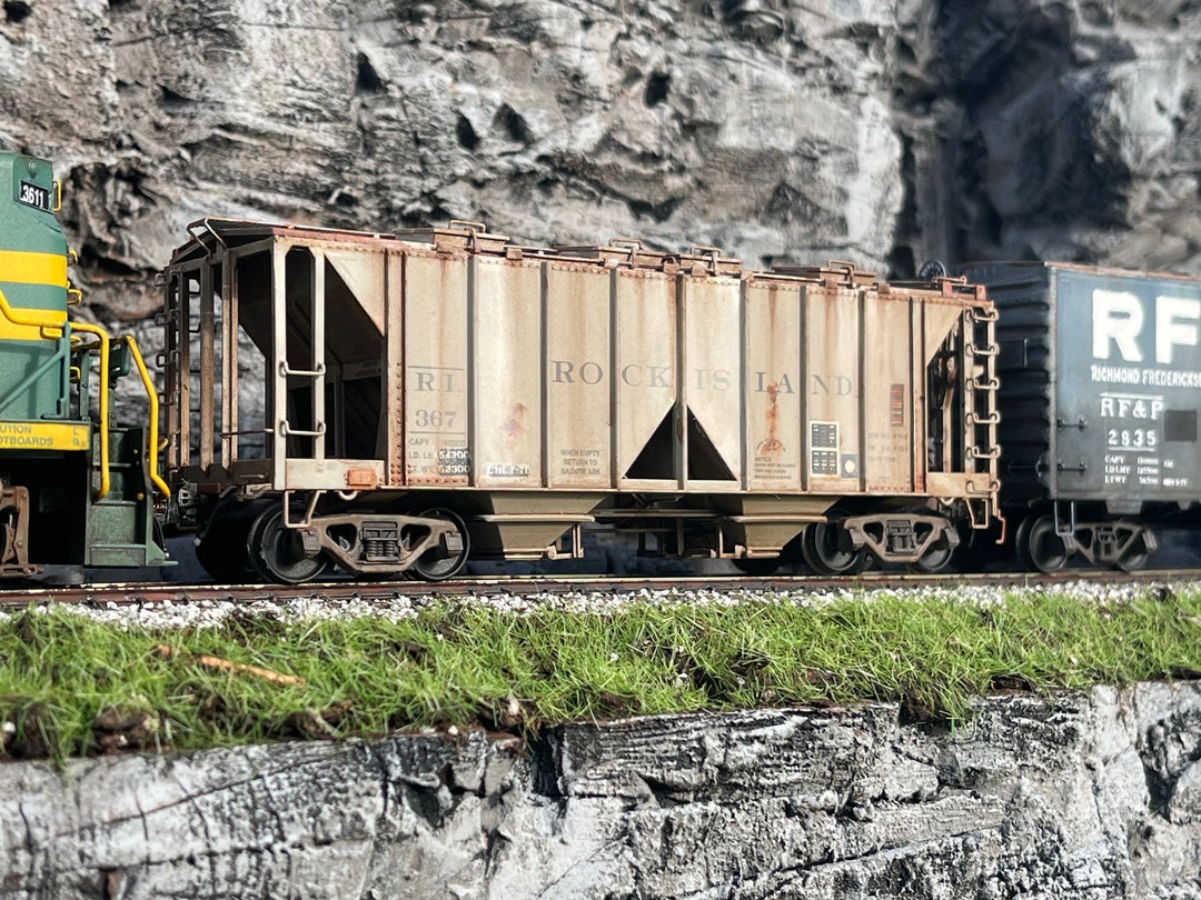HO Scale Weathered Intermountain Rock Island 1958 Cu Ft Covered Hopper - Etsy