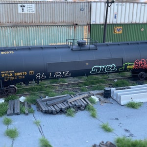 HO Scale Weathered Athearn UTLX 33k LPG Tank Car - Etsy