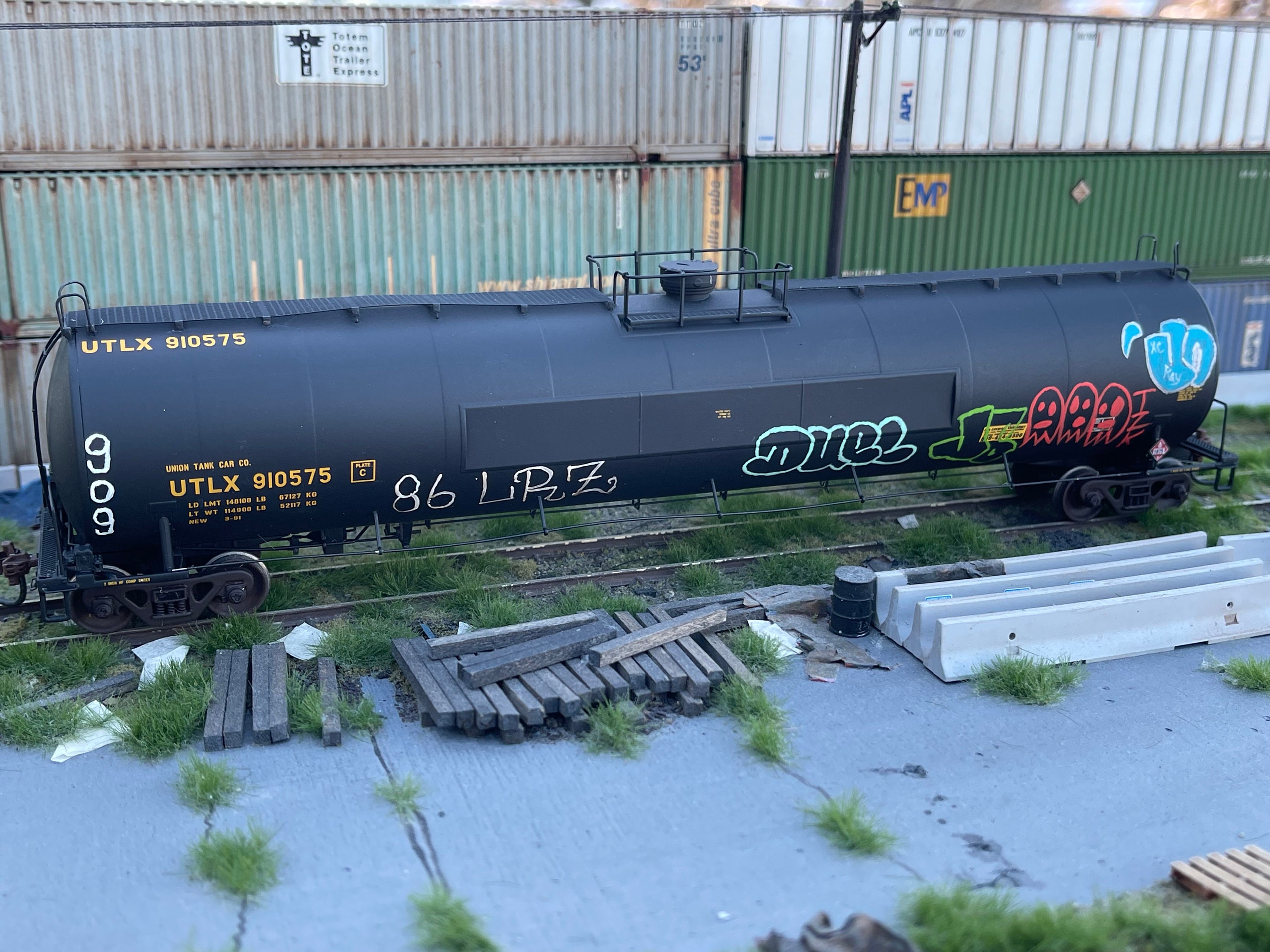 HO Scale Weathered Athearn UTLX 33k LPG Tank Car - Etsy