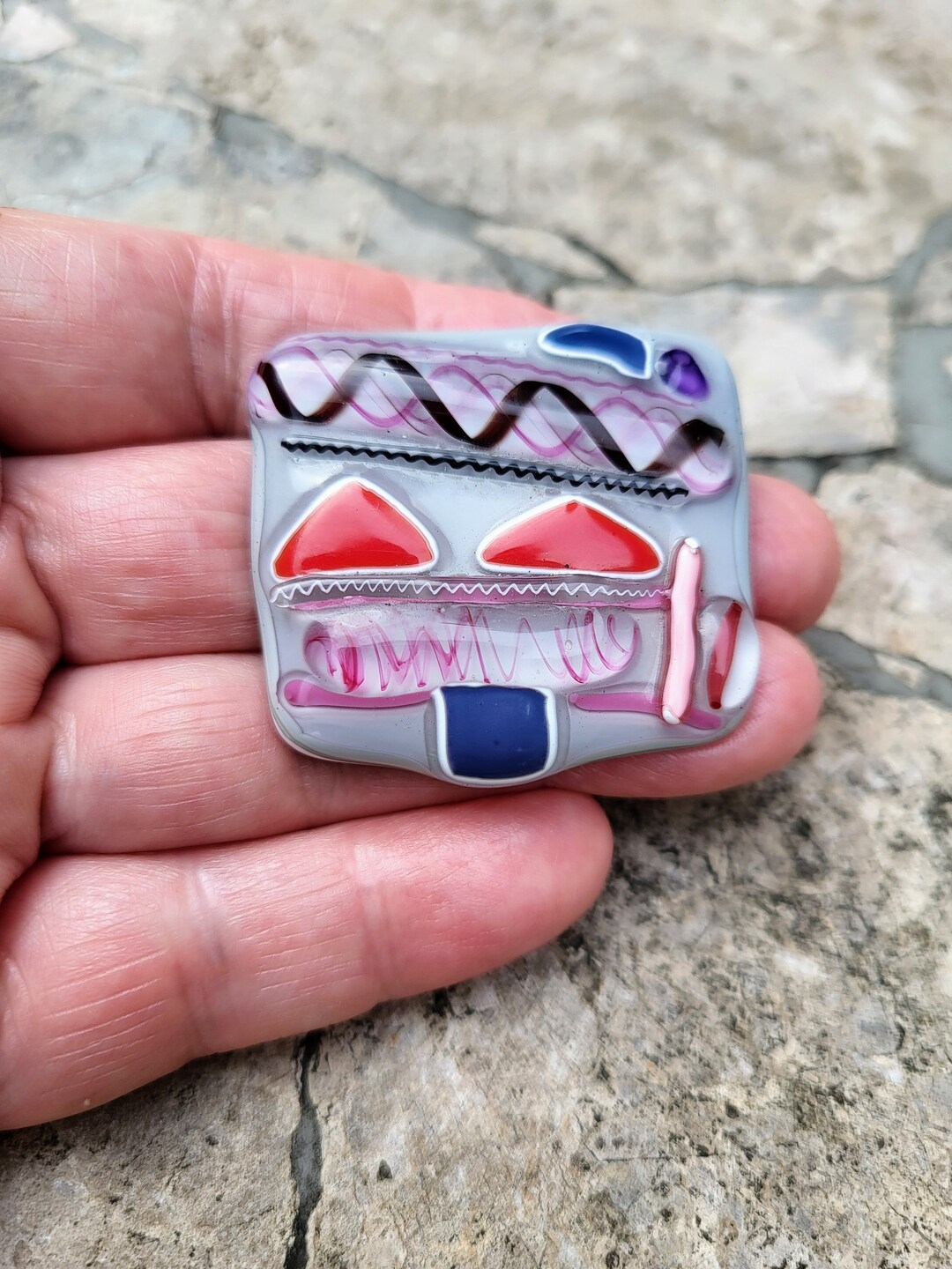 Broche moderne en verre géométrique design abstrait/Bleu rouge et bleu ...