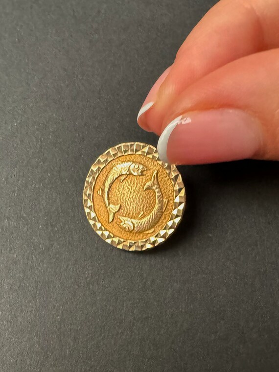 Vintage 9ct gold Pisces Zodiac Star Sign two fish pen… - Gem