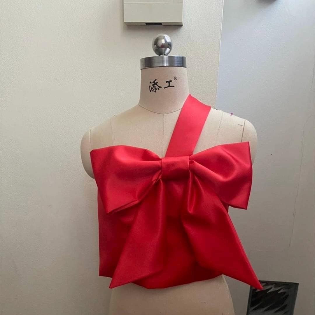 Chic Red One-shoulder Crop Top With Detachable Bow – Versatile and ...