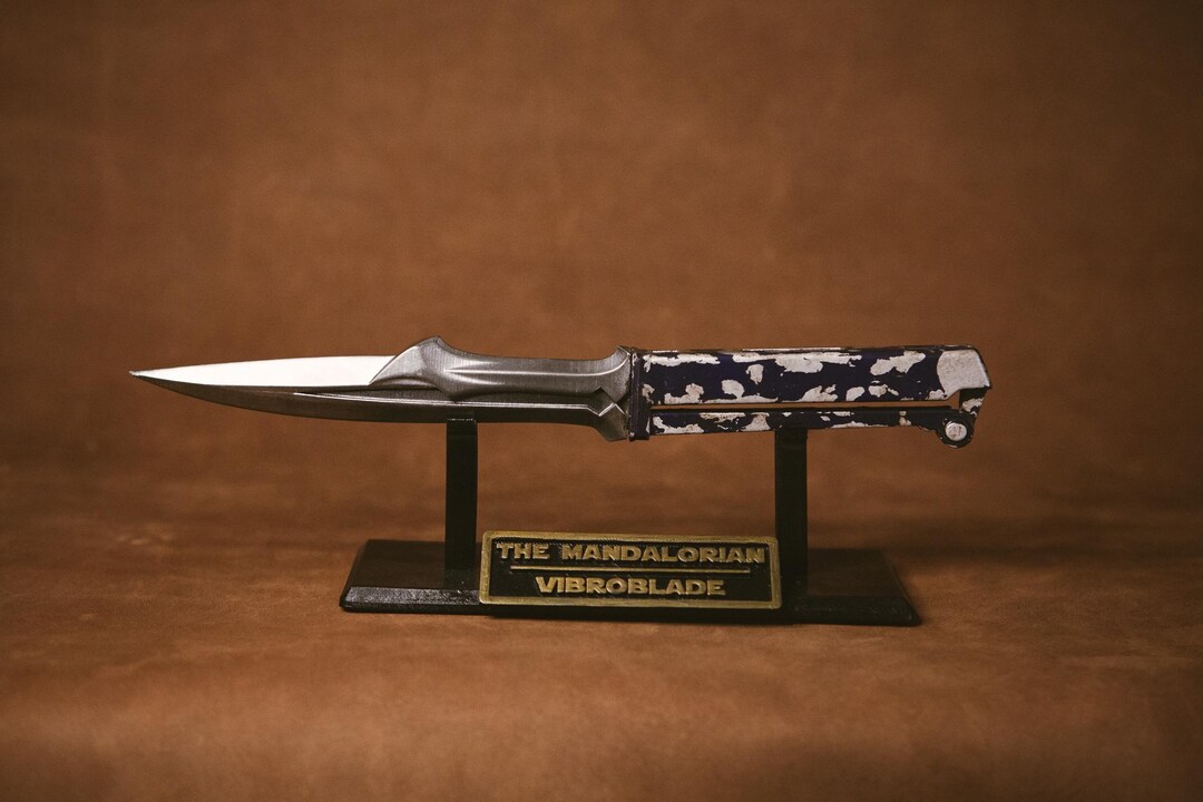 The Mandalorian Vibroblade With Custom Display Stand - Star Wars Tv ...