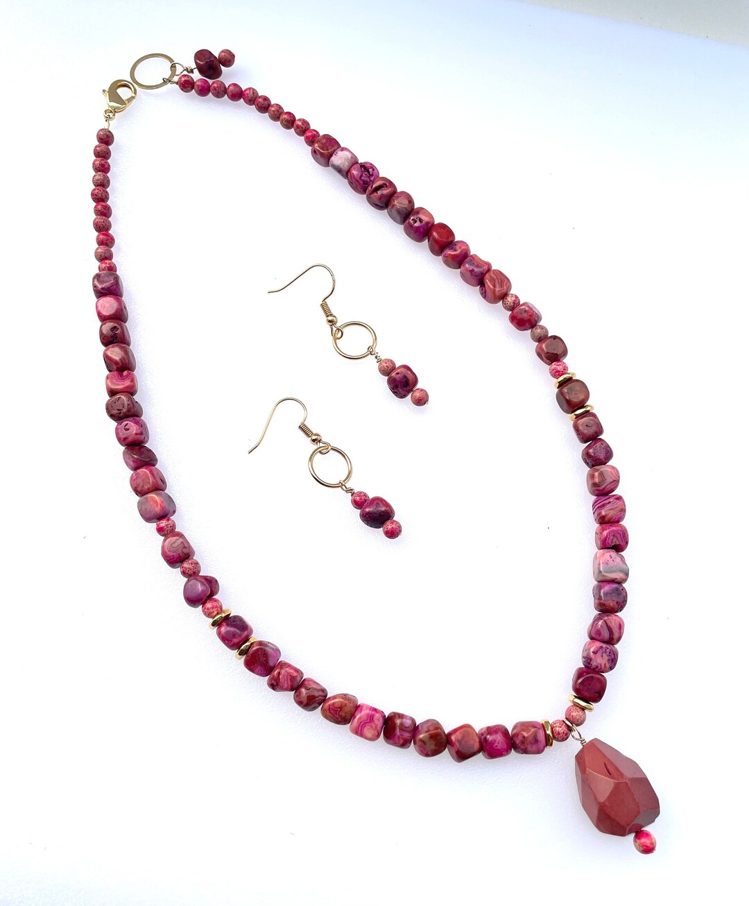 Eye Catching Pink Crazy Lace Agate Mookaite Pendant and Gold Necklace ...