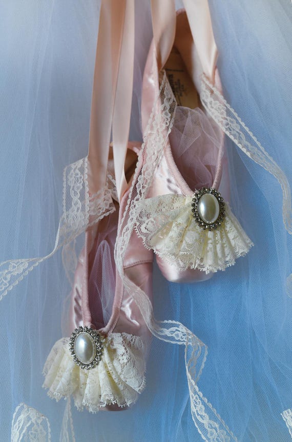Vintage shabby chic pointe shoes. Boudoir/ballerina's… - Gem