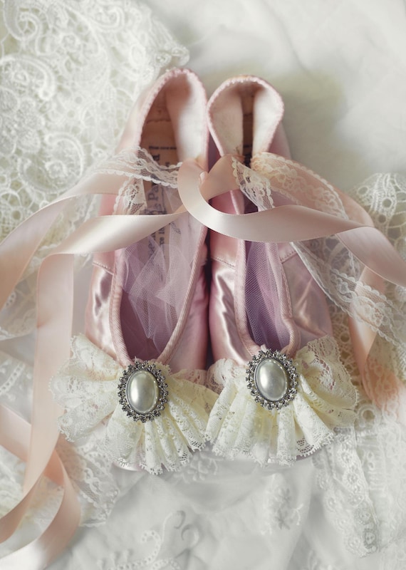 Vintage shabby chic pointe shoes. Boudoir/ballerina's… - Gem