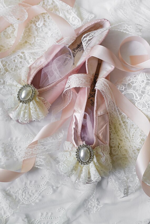 Vintage shabby chic pointe shoes. Boudoir/ballerina's… - Gem