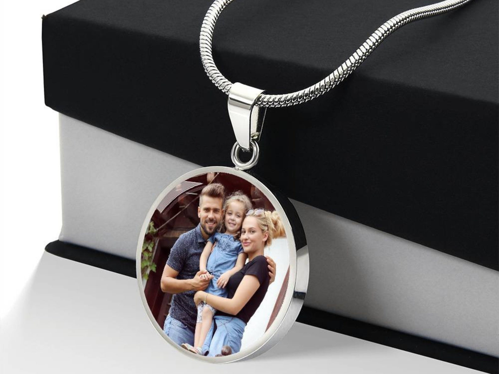 Custom Circle Pendant Family Picture Necklace, Family Necklace ...