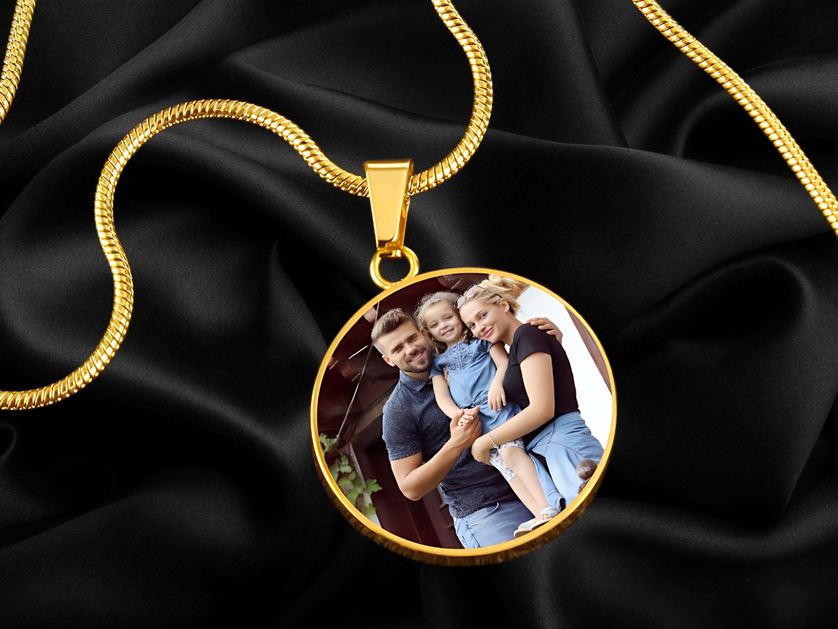 Custom Circle Pendant Family Picture Necklace, Family Necklace ...