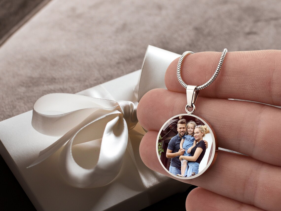 Custom Circle Pendant Family Picture Necklace, Family Necklace ...