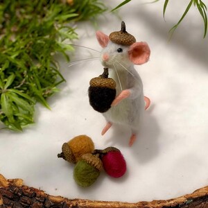 Needle Felted Mouse Figurine: Pip With Acorn, Waldorf Inspired Toy - Etsy
