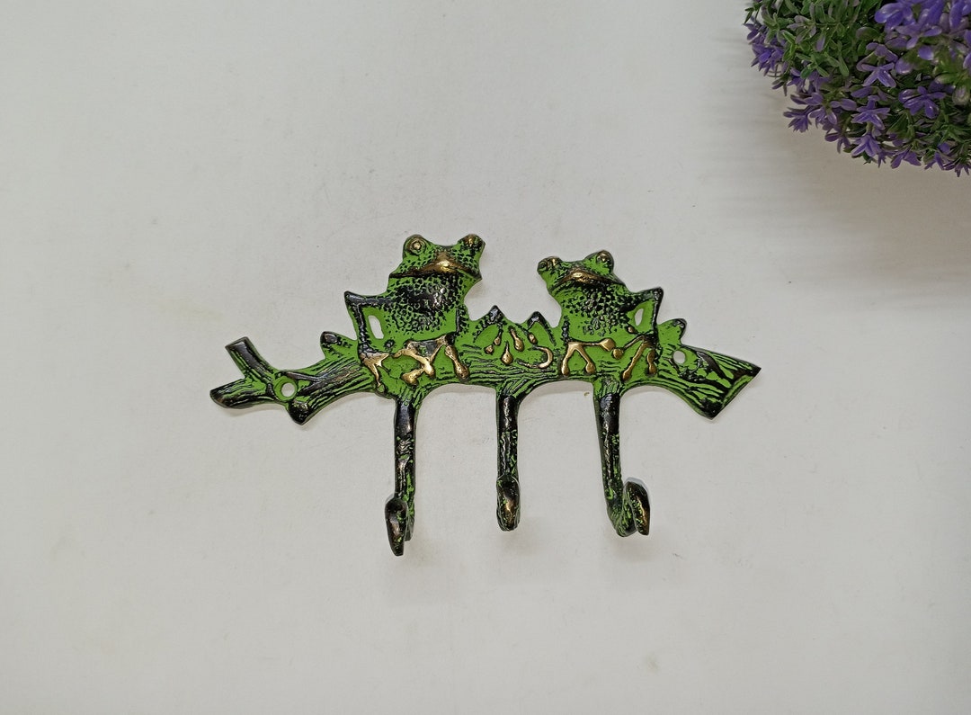 Chilling Frog on Twigs Design Cloth Wall Mount Hook Brass Amphibian ...