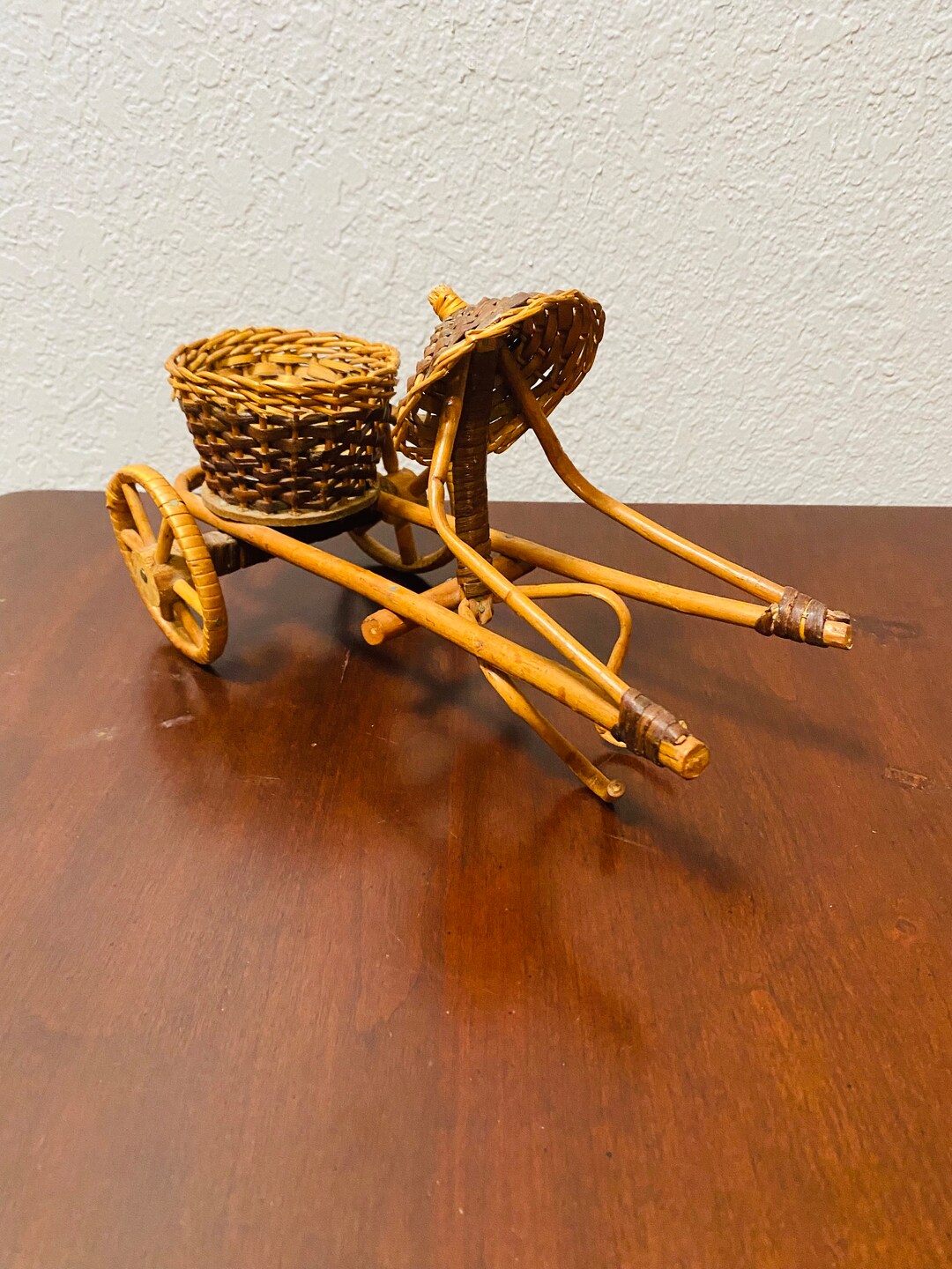 Asian Style Mobile Rickshaw Woven and Charm Driver. Beautiful and ...