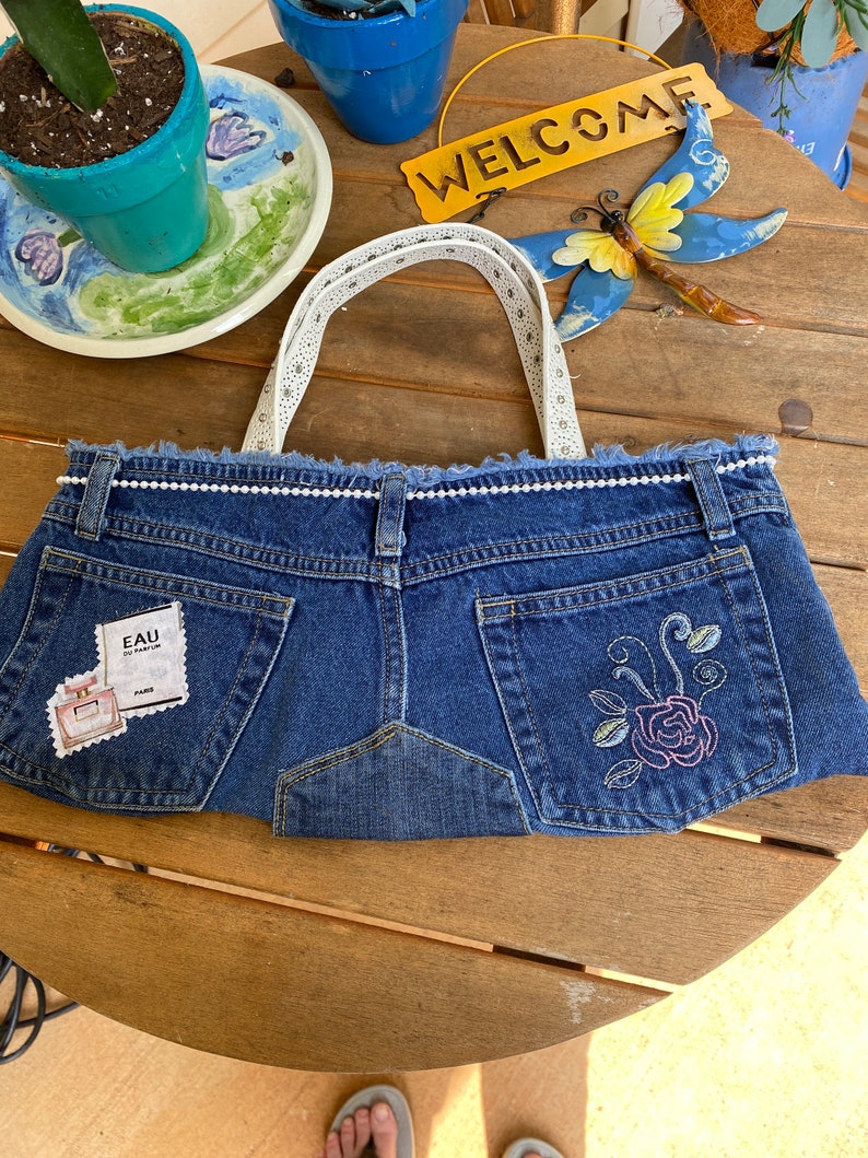 French Flair. Beautiful and Unique Sling Purse With a Parisian Motif ...