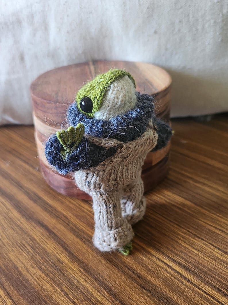 Miniature Knitted Frog - Poseable, Cottagecore Froggy - Etsy