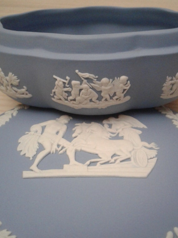 Wedgwood 2-piece vintage set. Vase + lidded box from … - Gem