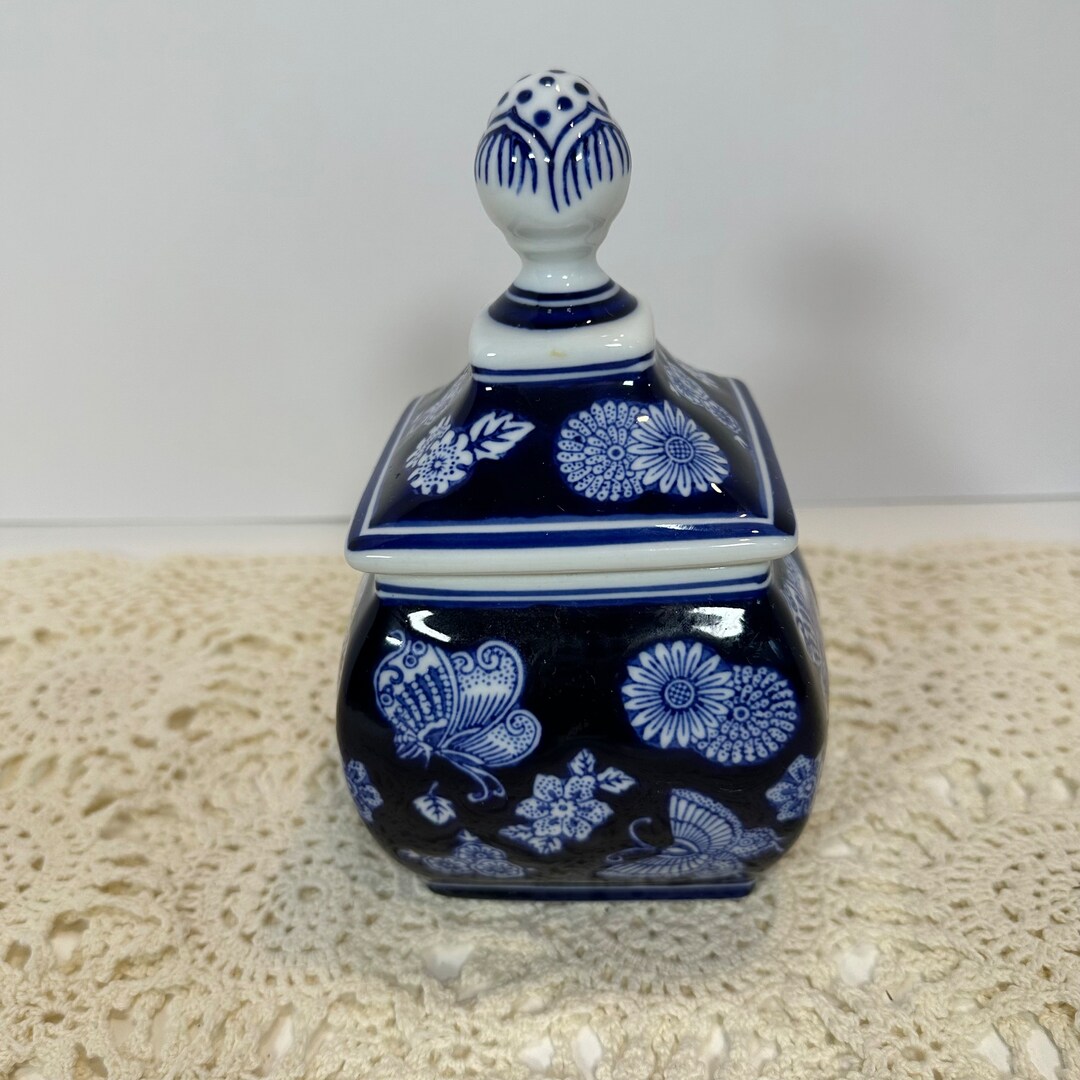 Vintage Bombay Chinese Blue and White Porcelain Butterfly/flower ...