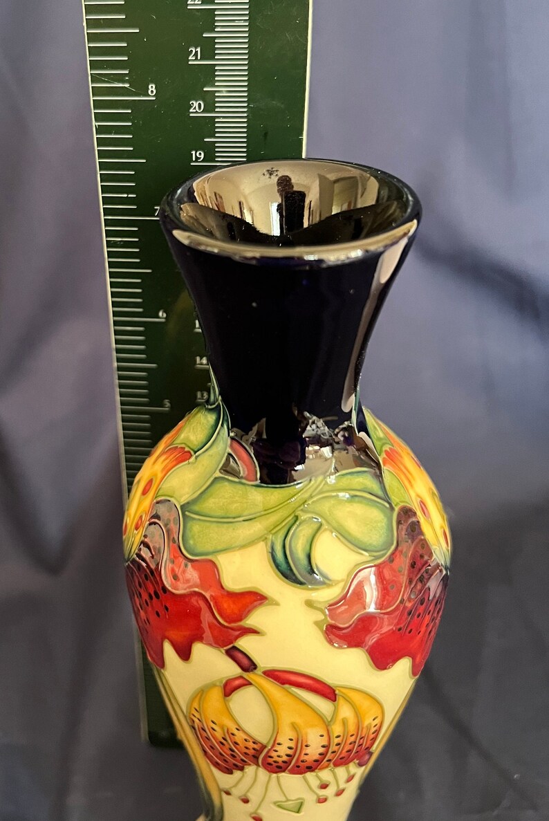 MOORCROFT ANNA LILY Vase 20.5cm. Nicola Slaney Design. Highly Sought ...
