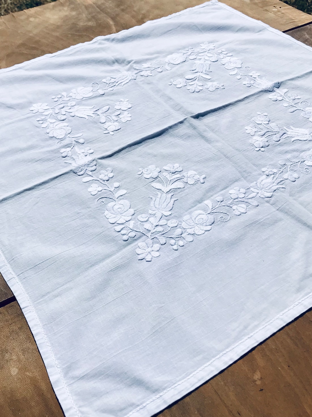 White Embroidered Floral Vintage Tablecloth. Appliquè Tea Party ...