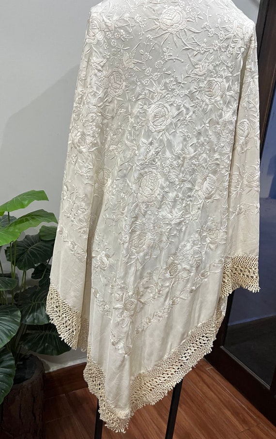 Antique Ivory Silk ground Ivory Embroidery Piano Sh… - Gem