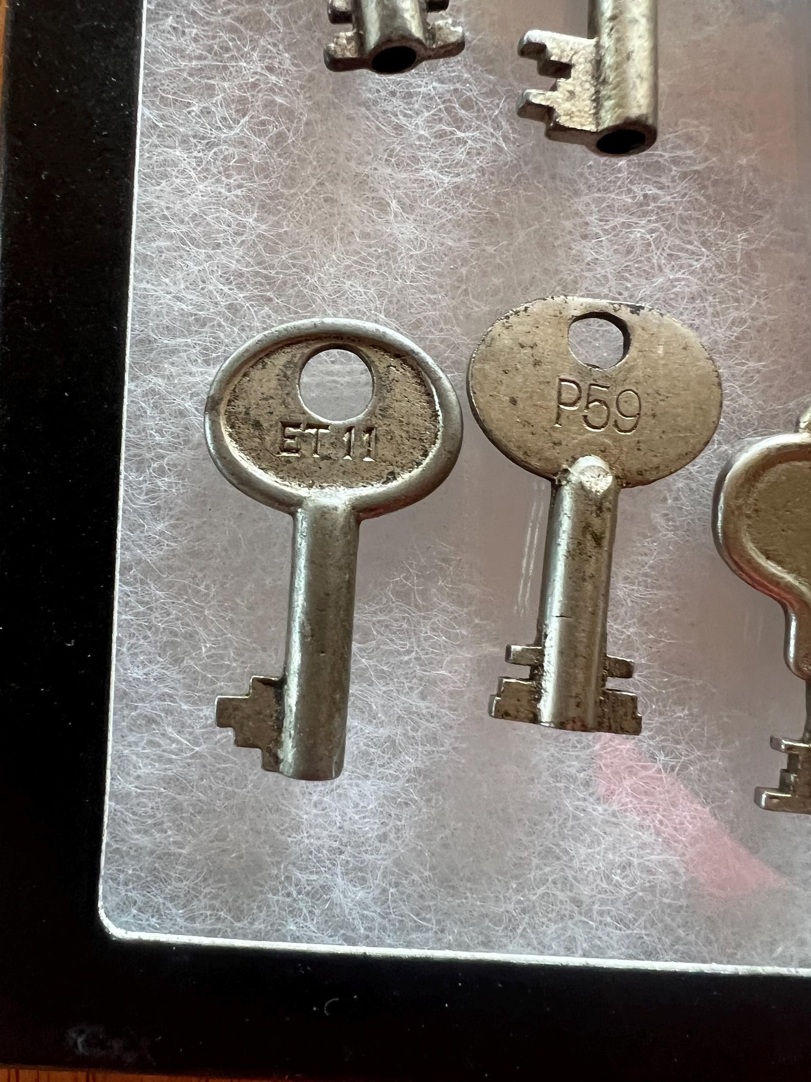 Set of 8 Vintage Barrel Keys – 8 Antique Skeleton Keys in Display Case ...