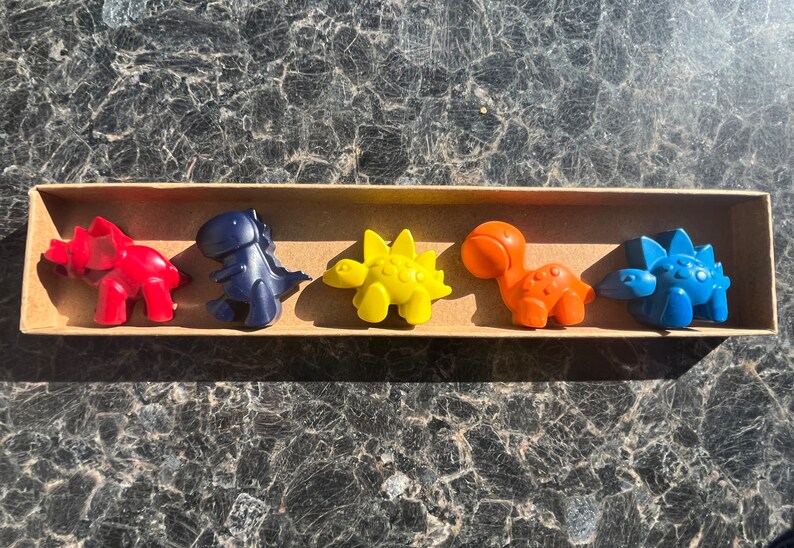 Set of 5 Dinosaur Colouring Crayons Birthday Present Party Favours ...