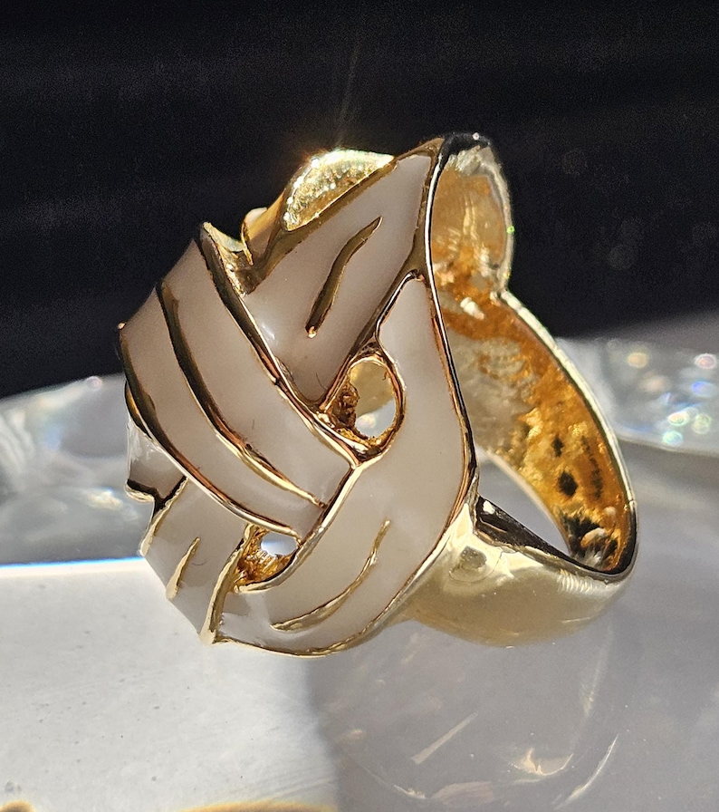 Asymmetrical Sculptural Vintage Ring – Cream Enamel Gold Tone - Etsy