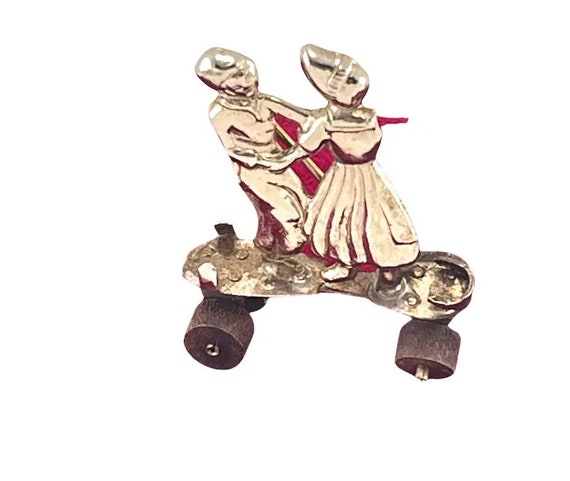 Very unusual Pin with Dutch "ice-skaters on a roller … - Gem