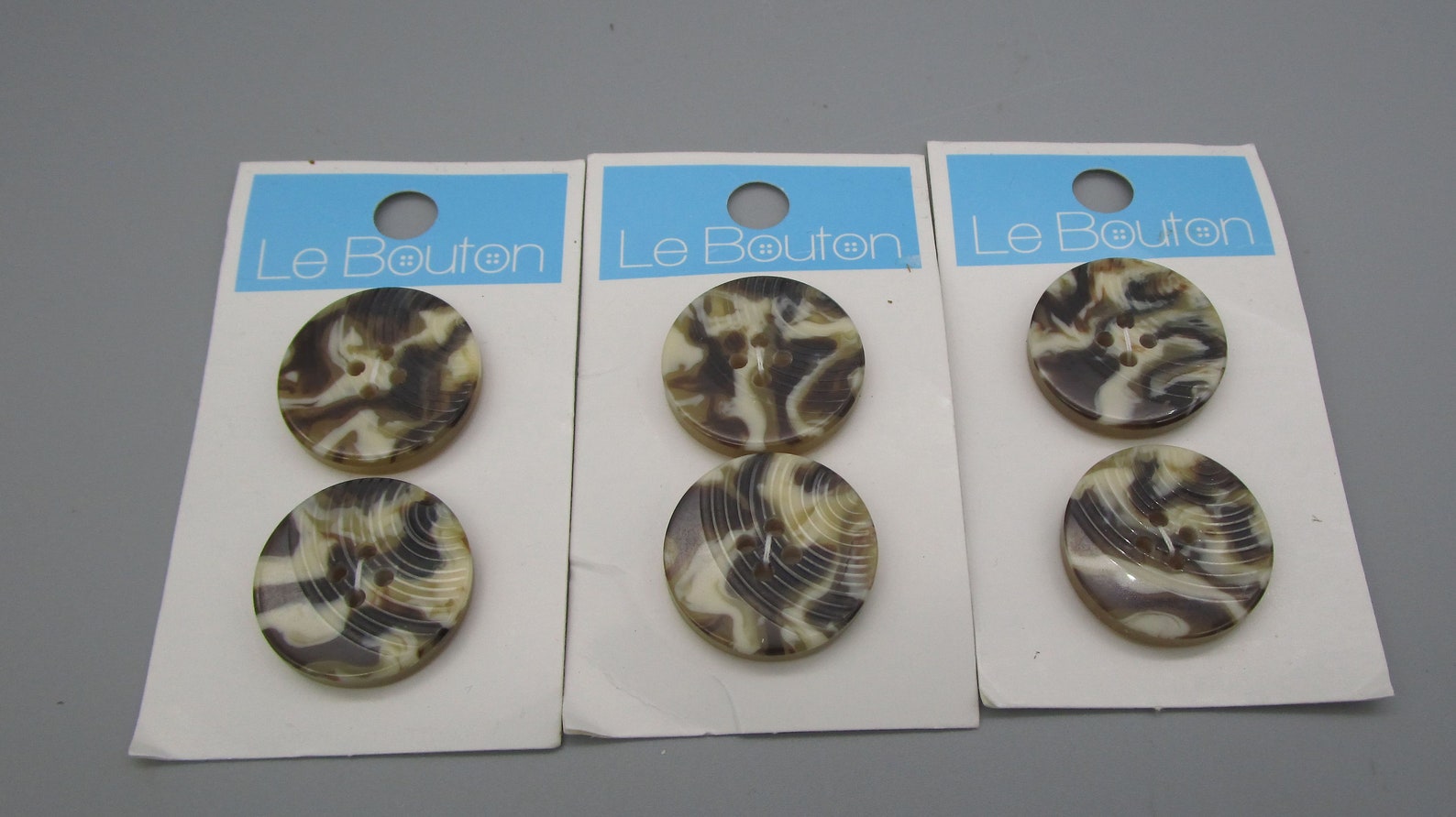 Blumenthal LE BOUTON~6 Count Brown Swirl Round Grooved 1" 4-hole ...