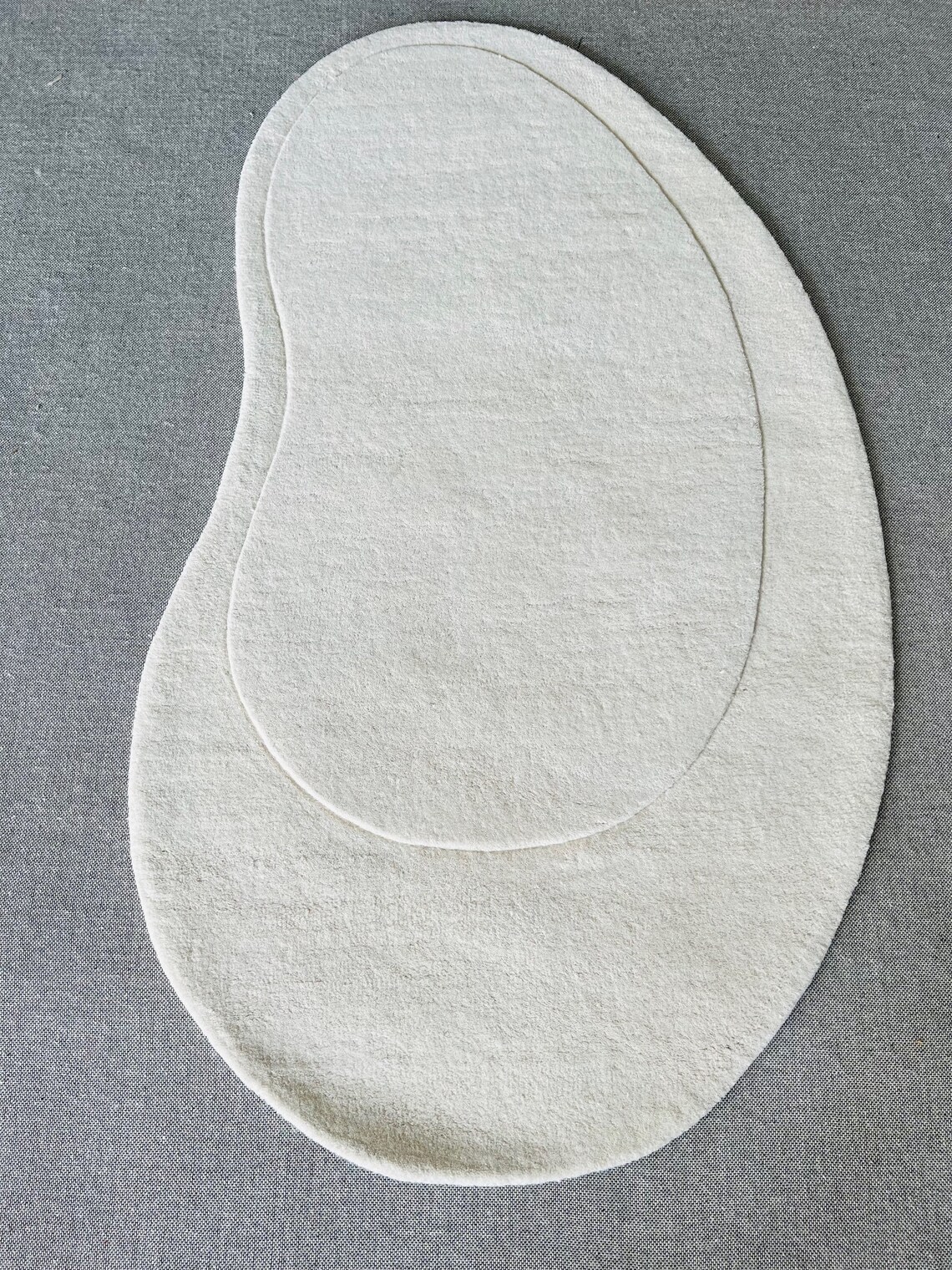 Kidney Bean Shape Tufted Plain Rug, Multi-level Pile, Hand-tufted Wool ...