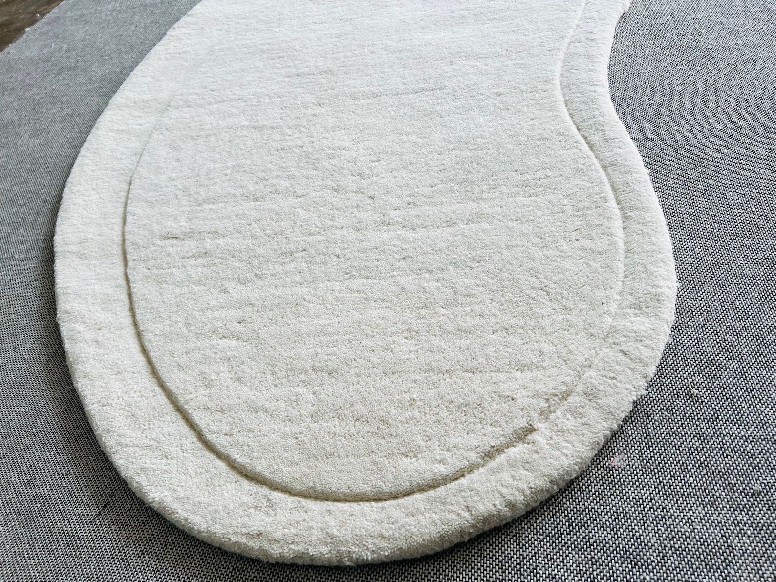 Kidney Bean Shape Tufted Plain Rug, Multi-level Pile, Hand-tufted Wool ...
