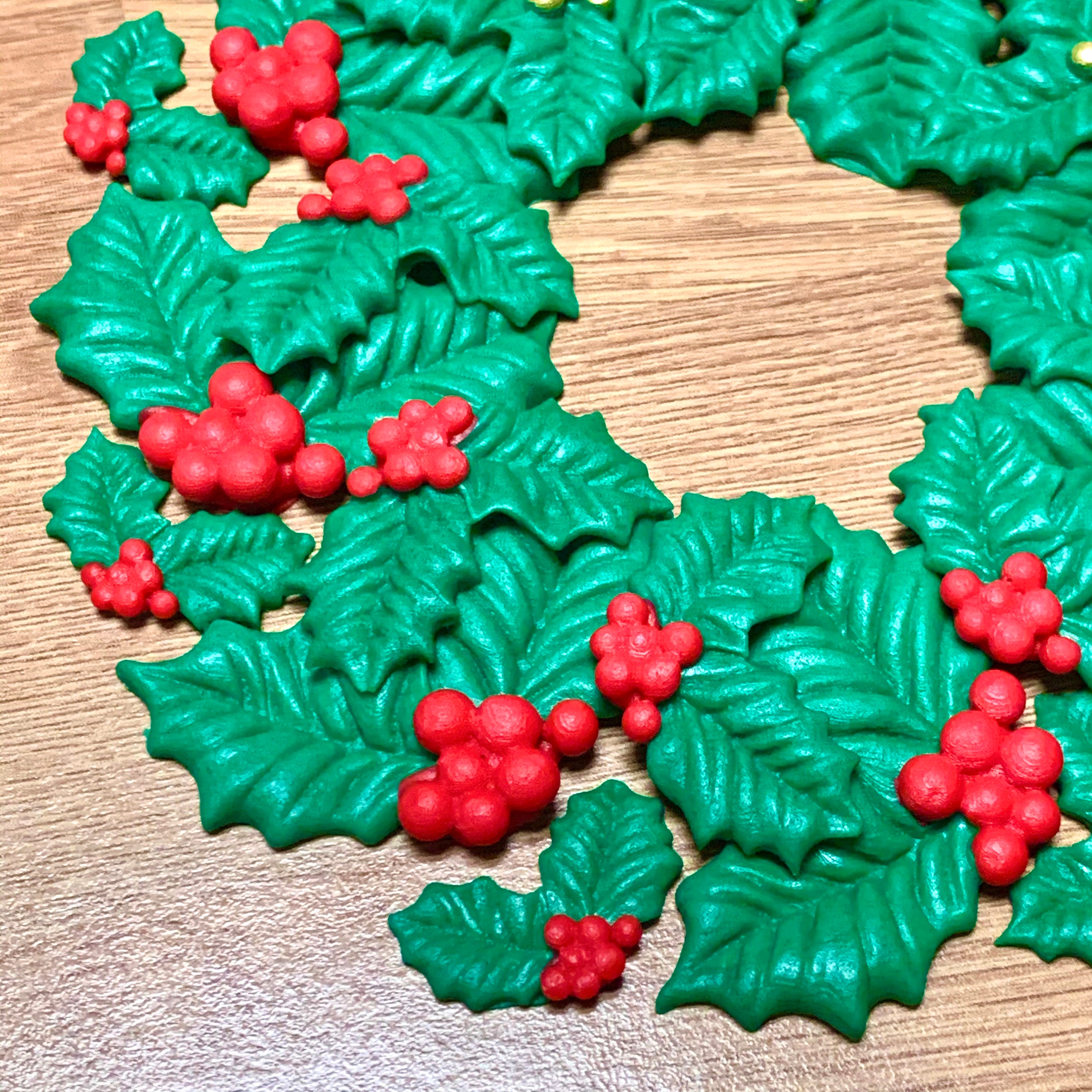 12 Edible Holly Leaf & Berries Various Sizes Cake Decoration Topper ...