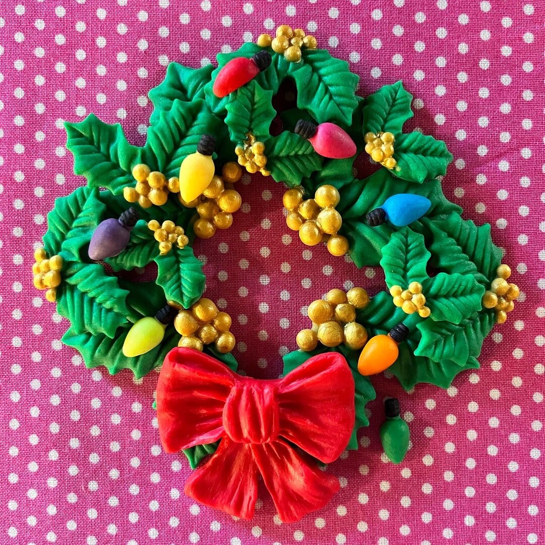 Edible Holly With Gold Berries and Christmas Fairy Lights. Fondant Cake ...