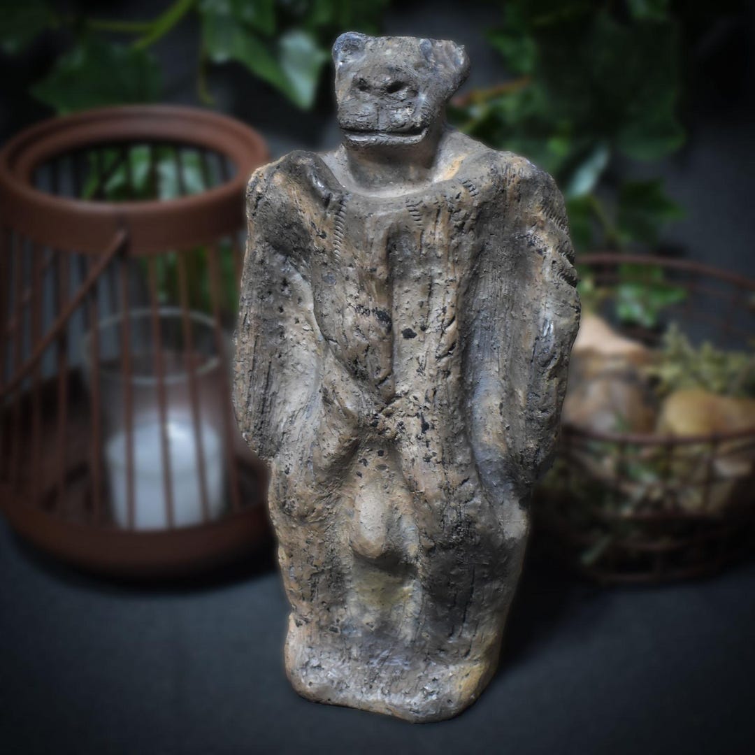 Escultura de arcilla de hombre león hecha a mano inspirada en hallazgos ...