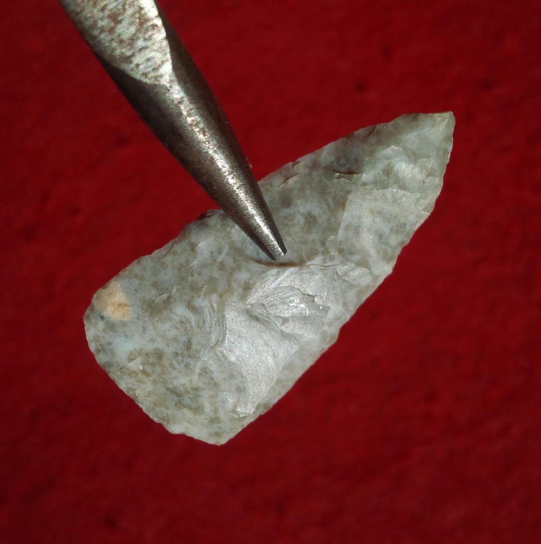 AUTHENTIC NEBRASKA ARROWHEAD 1-5/8" Archaic Triangle 6000 - 4000 B.P ...