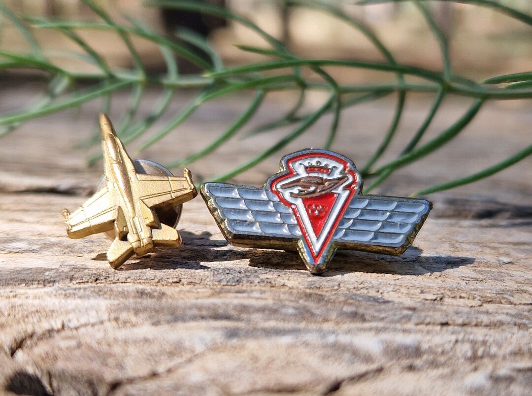 Loe: 2 Badges, F-16 Falcon, Airplane Pin, Aviation, Football, Atletico ...