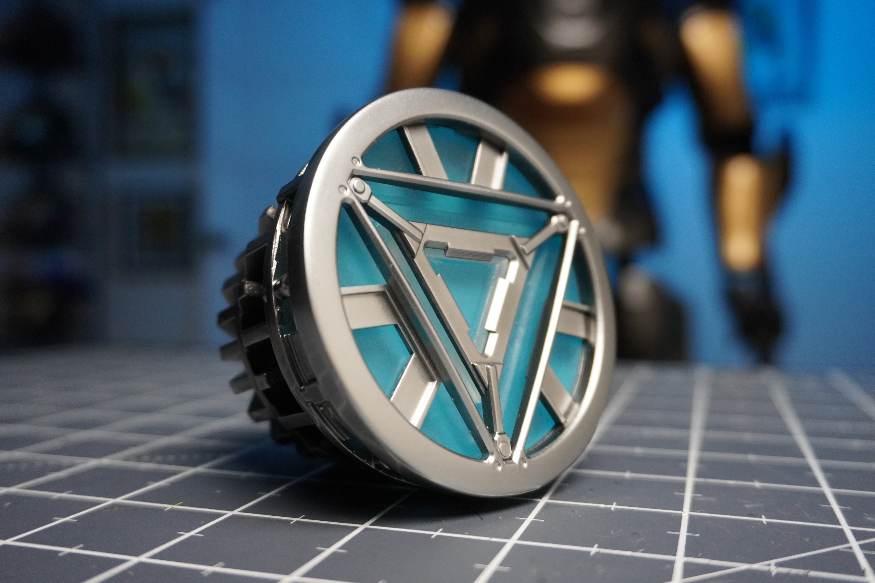 Light-up Iron Man Arc Reactor Prop Replica (with Display Stand and ...