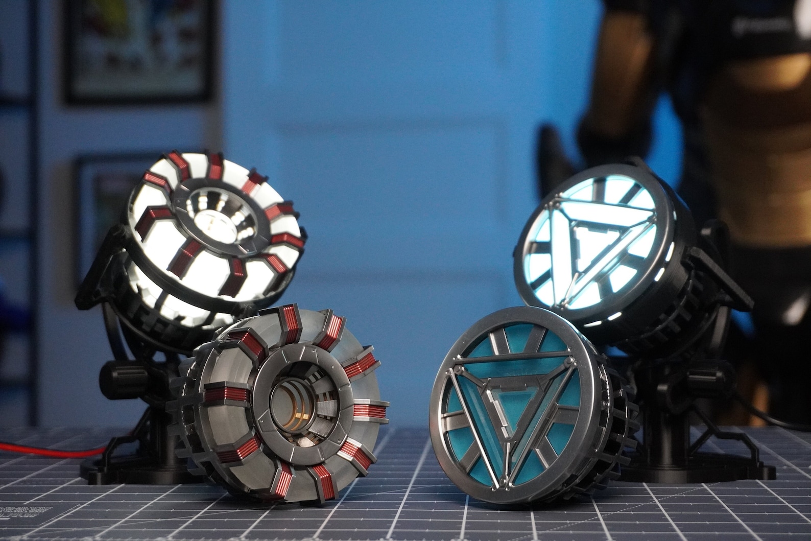 Light-up Iron Man Arc Reactor Prop Replica (with Display Stand and ...