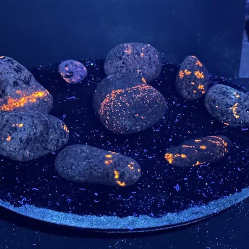 Yooperlite Tumbled Stones - Natural UV Reactive Flame Stones Firestone ...