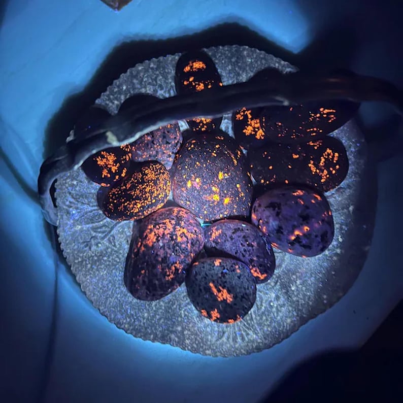 Yooperlite UV Reactive Glowing Raw Stones - Fluorescent Sodalite ...